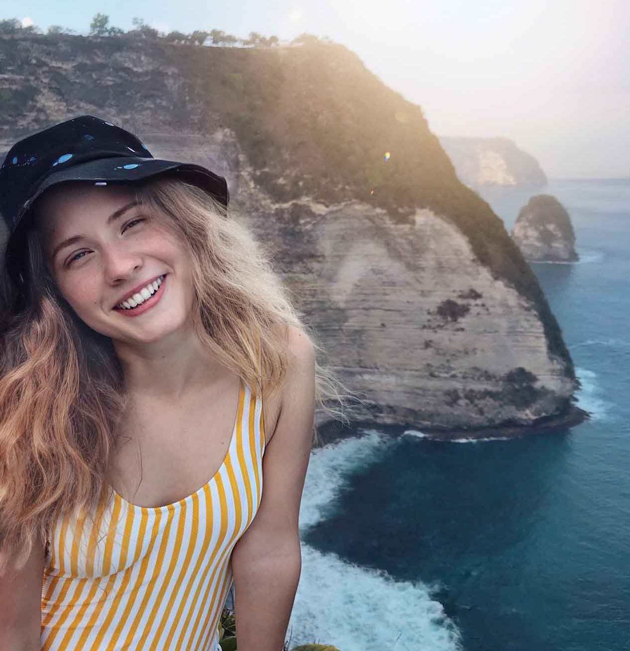 Best Selfie Poses Without Feeling Awkward